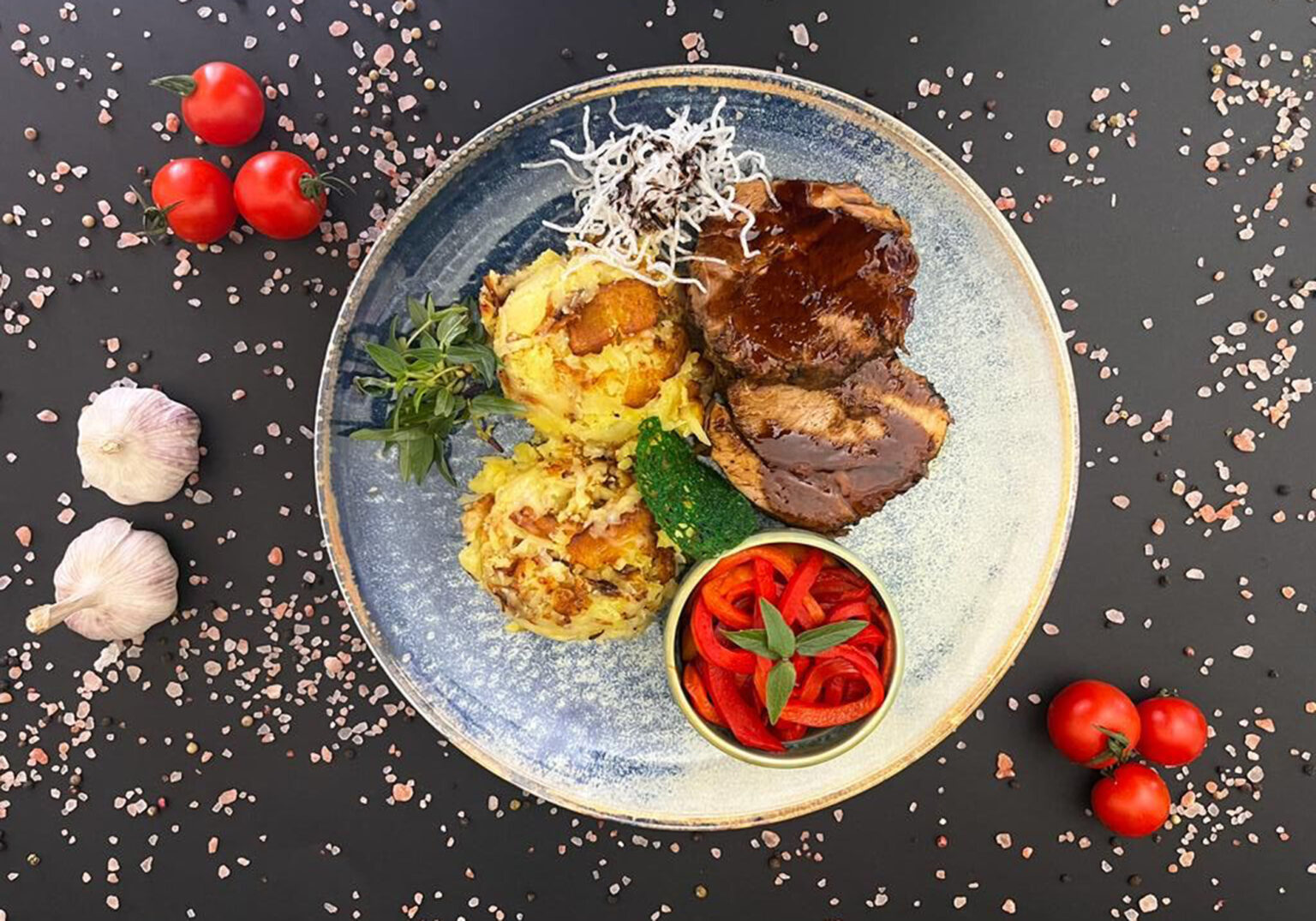 Ceafa de porc slowcooked cu cartofi zdrobiti si salata de ardei copti ...