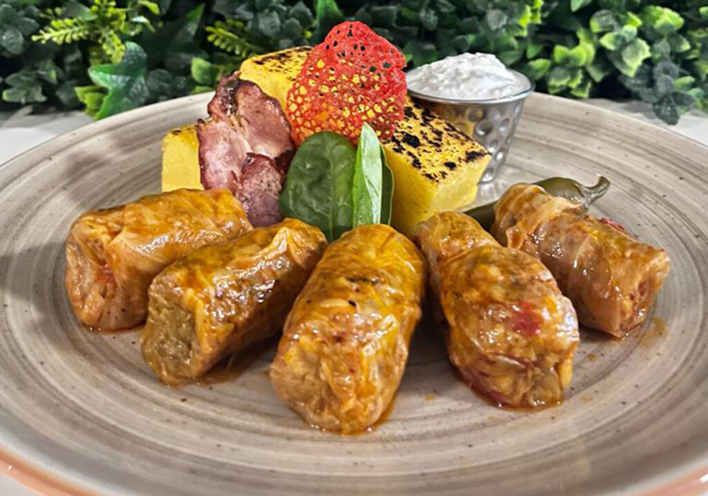 Sărmăluțe cu mămăliguță - Complex Popas Pacurari - Restaurant ...